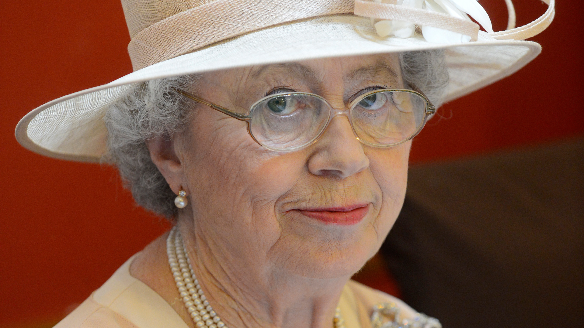 La doble de Isabel II se retira: ¿Qué hará con su vestuario?