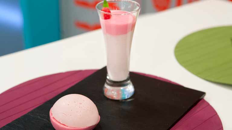 Cómo preparar Pastel de espuma de fresón y frambuesas