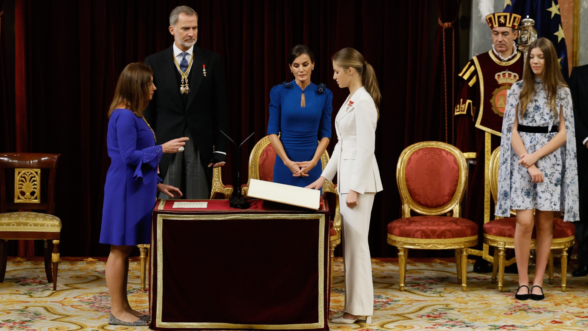 La princesa Leonor jura la Constitución en un día para la historia - DailyMur