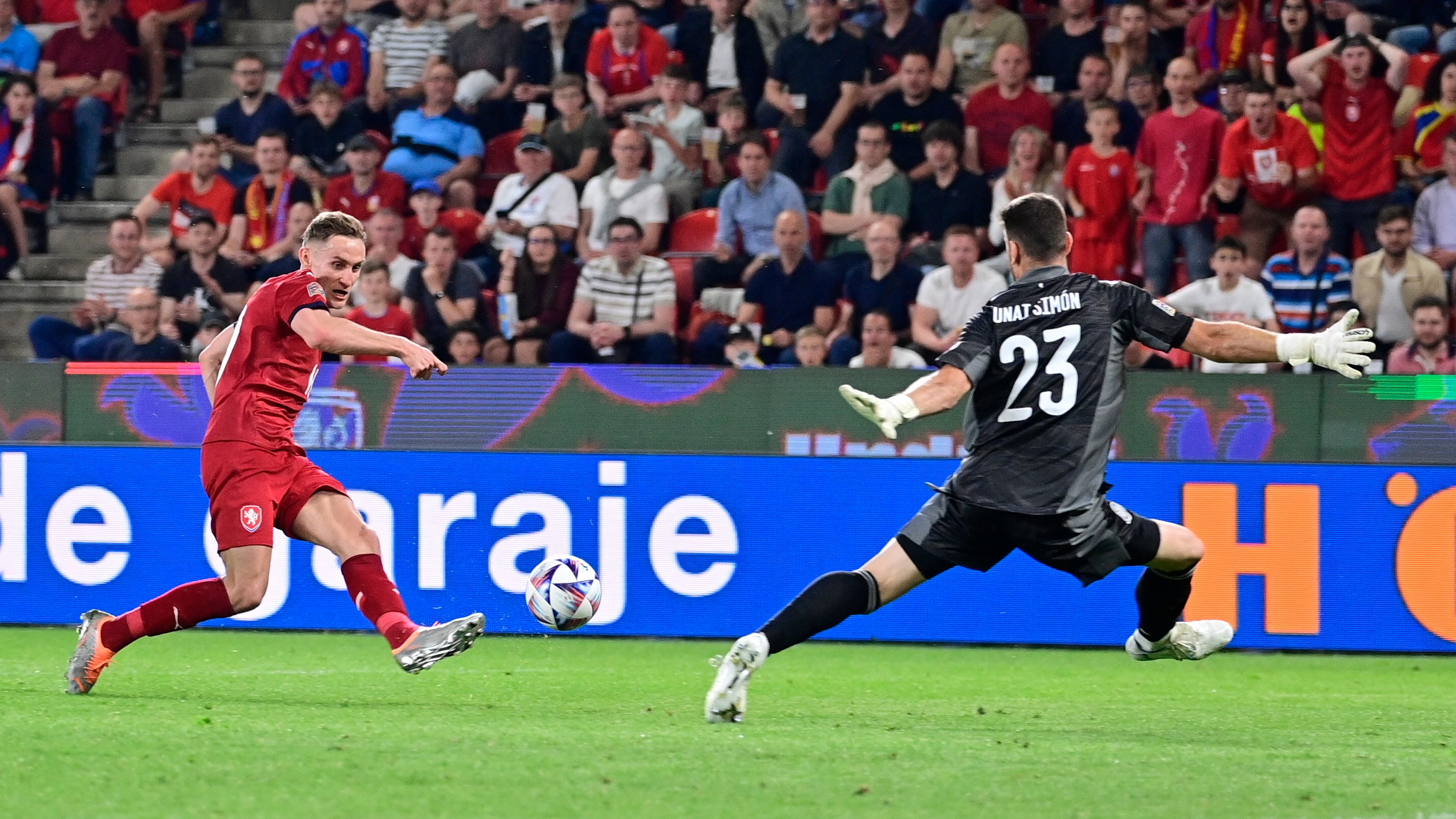 España arranca un empate agónico ante República Checa