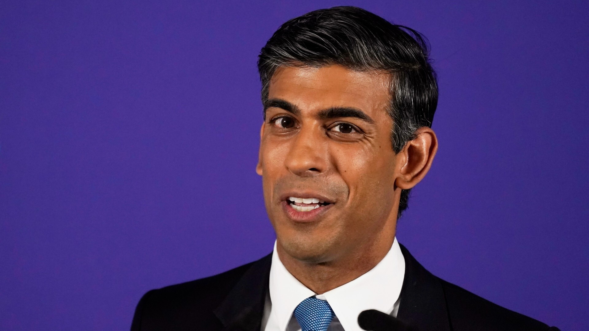 El exministro Rishi Sunak encabeza la primera votación para suceder a Johnson