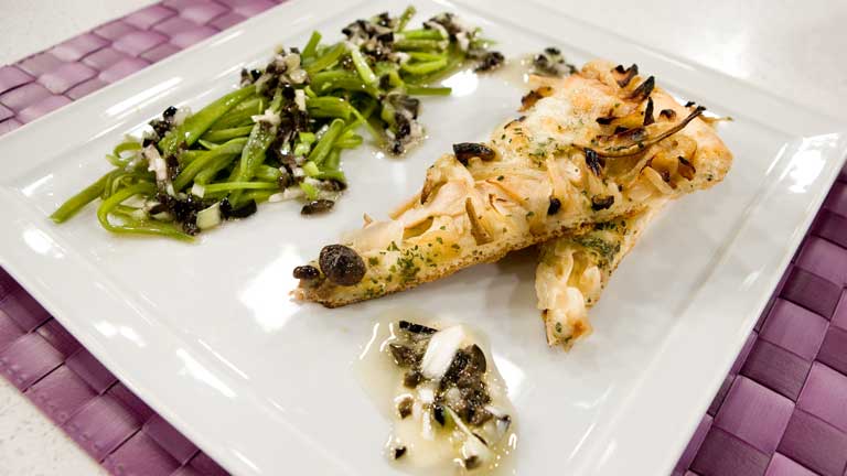 Cómo preparar Pizza con setas y mozzarella con judías salteadas