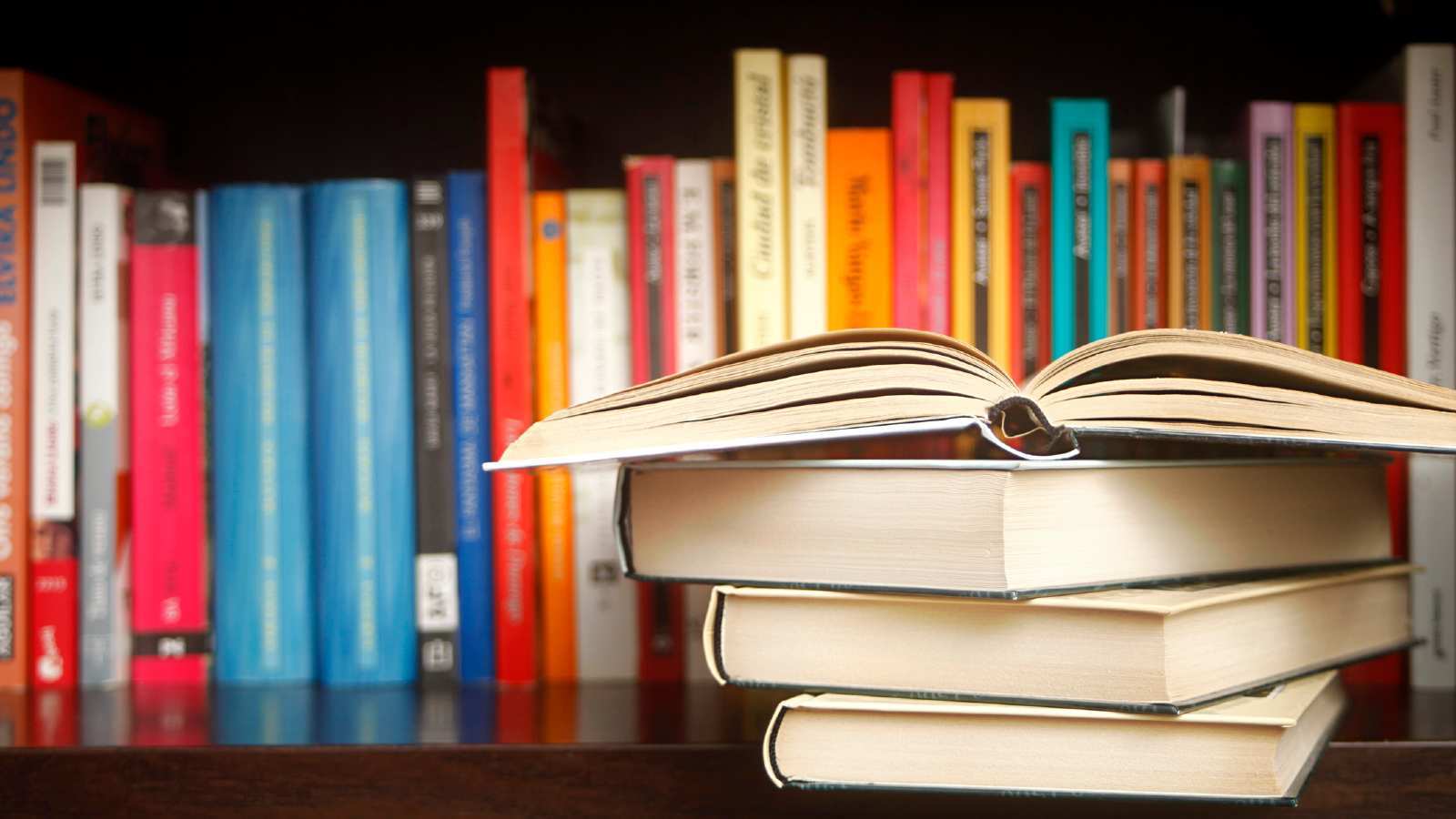 Doce títulos destacados en 2021 para disfrutar el Día del Libro
