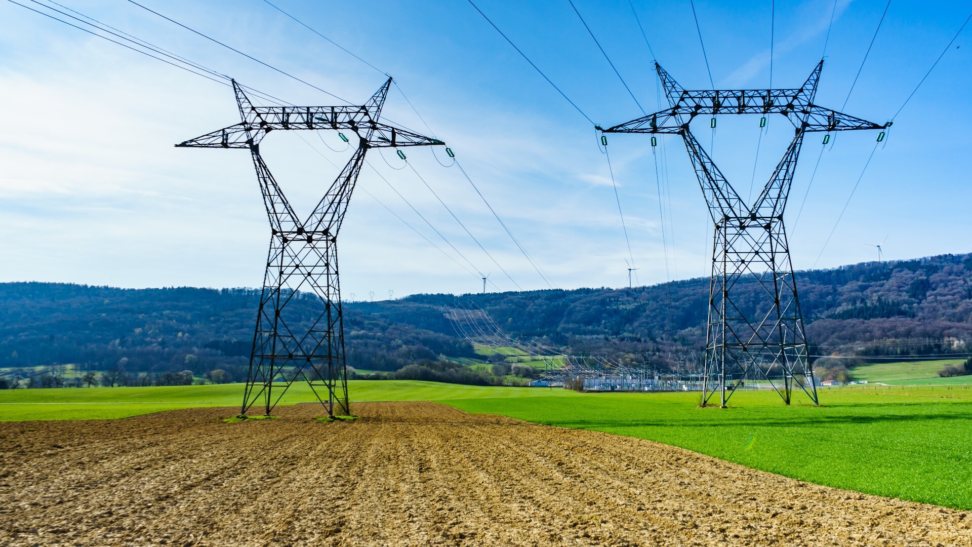 El precio de la luz baja hoy un 40% hasta 130,24 euros/MWh