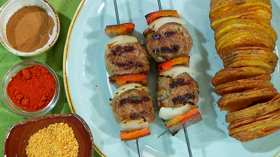 Receta de brocheta de cordero (kofta) y patatas