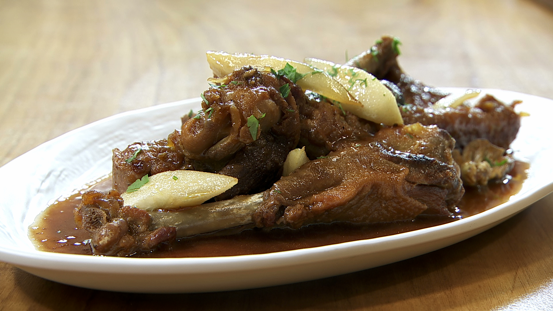 Oca con setas y peras