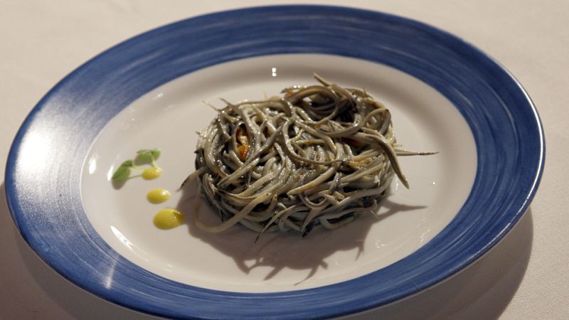 Receta de angulas al carbón en Origen por Elena Arzak