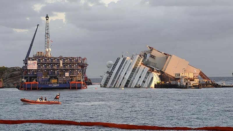 Reflotan el crucero 'Costa Concordia' tras 20 meses encallado - RTVE.es