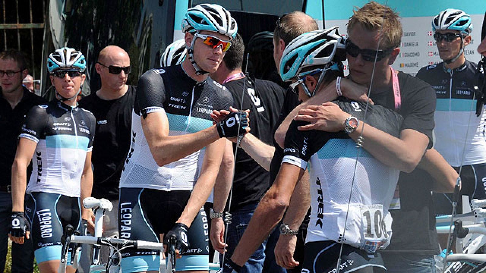 El pelotón del Giro homenajea al ciclista belga Wouter Weylandt