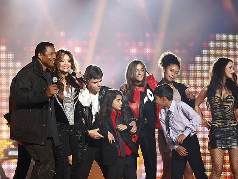 Informativo 24h: Los hijos de Michael Jackson suben al escenario para ...