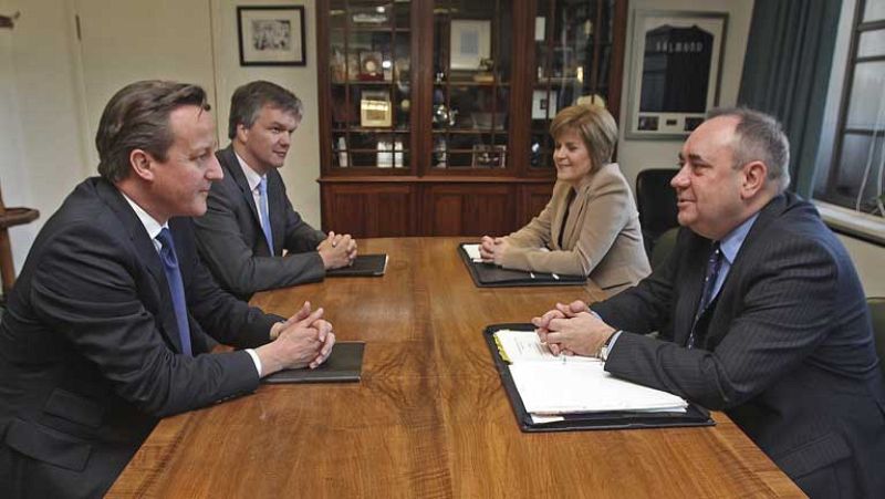 David Cameron firma el acuerdo para el referéndum de independencia de ...