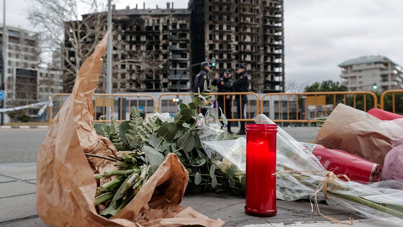 Vecinos vuelven al edificio incendiado en Valencia a por sus pertenencias