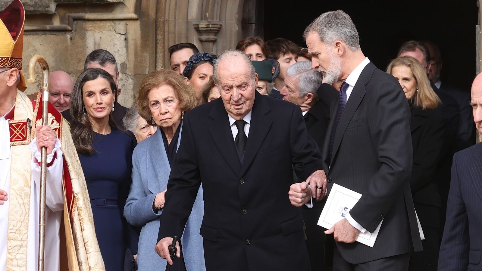 El rey Felipe VI se reencuentra con su padre en el funeral de Constantino