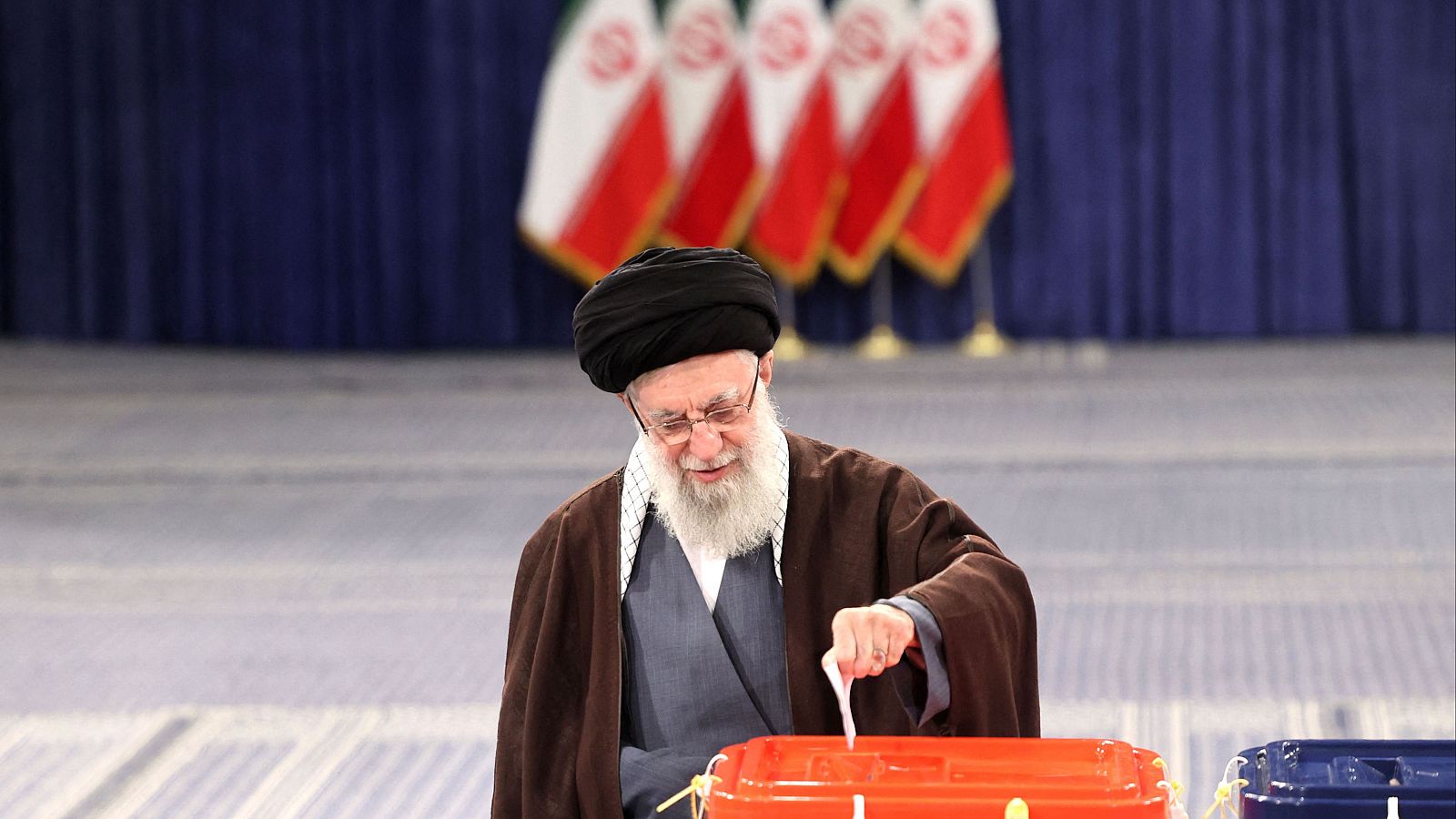 El líder supremo de Irán abre la jornada electoral llamando a votar