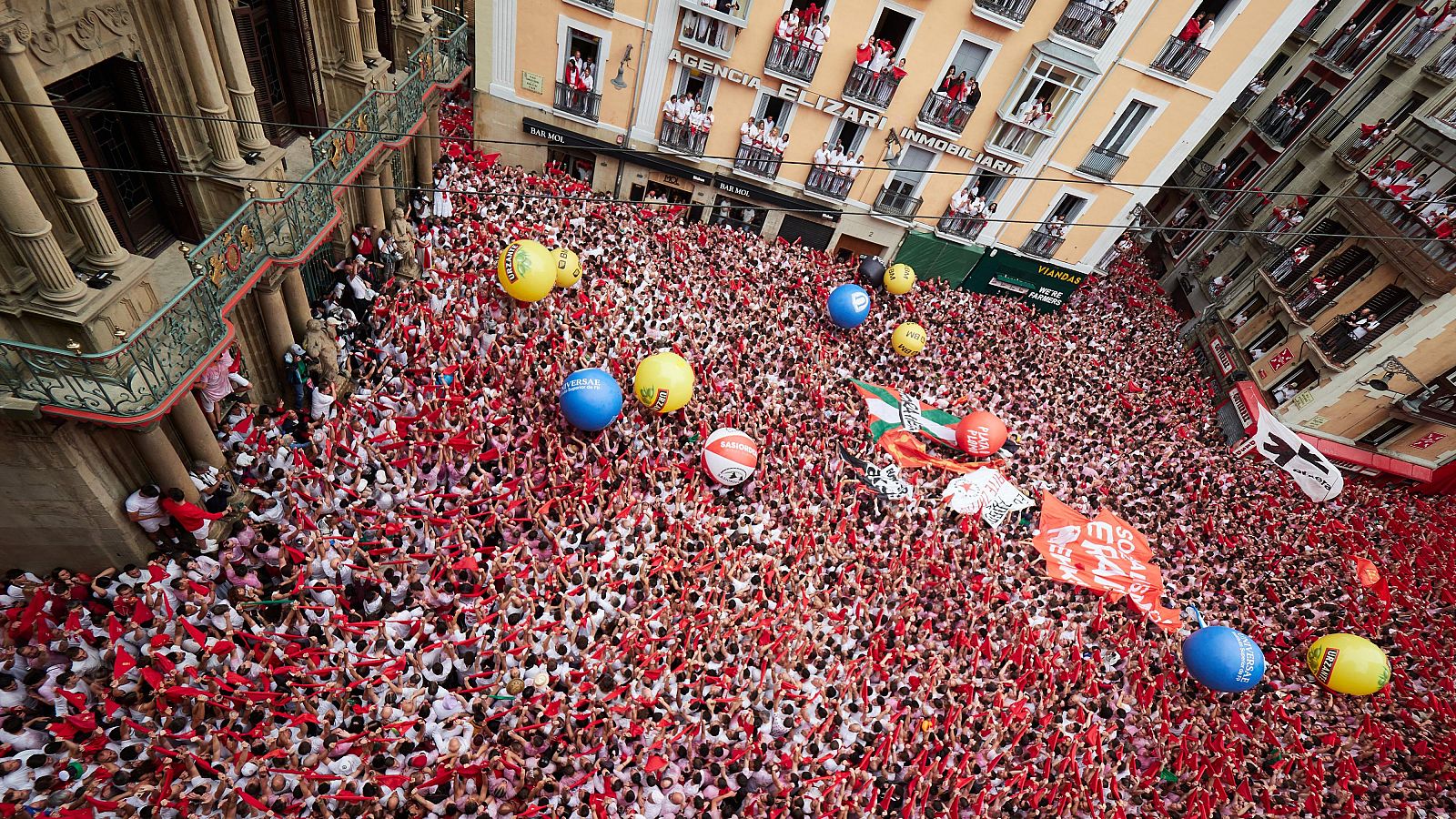 Pamplona Da La Bienvenida A Los Sanfermines 2024 Con Un Chupinazo Multitudinario News Europa