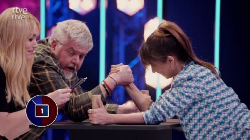 Mónica Cruz y Javier Corona se baten en un pulso