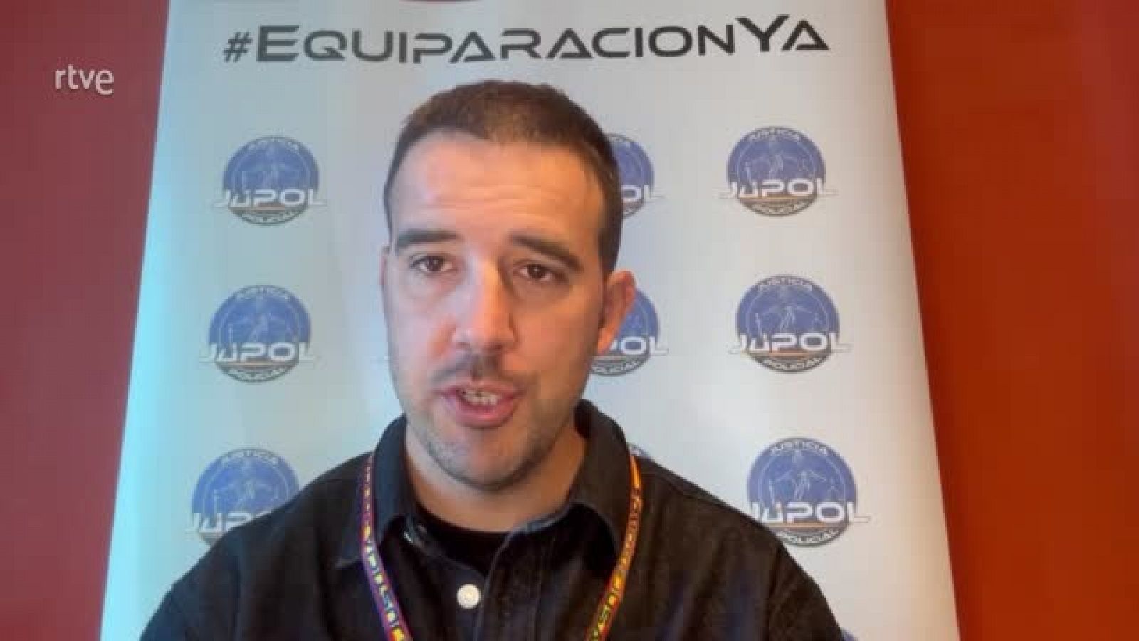 El Atlético explusa a uno de los lanzadores de objetos en el derbi