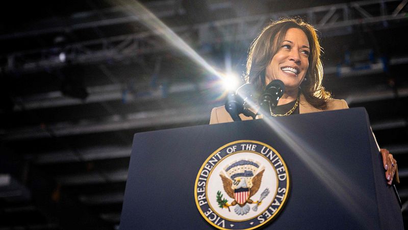 Harris se encuentra con los votantes latinos en Univisión