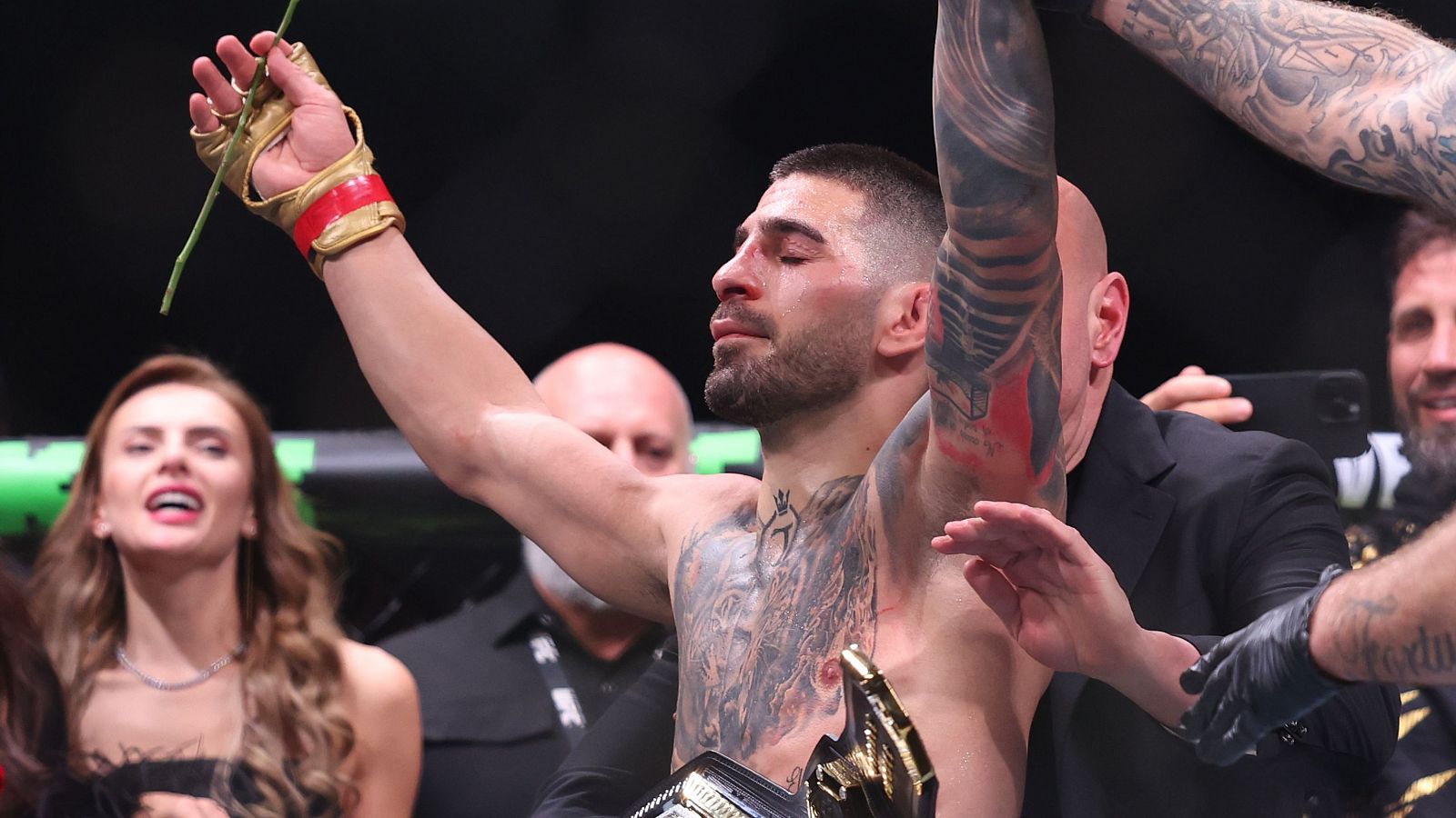 Topuria revalida su título de campeón: vence por KO a Holloway