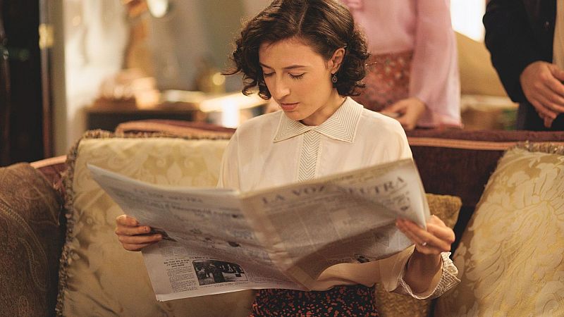 Inés lee las críticas de 'La espía intrépida'