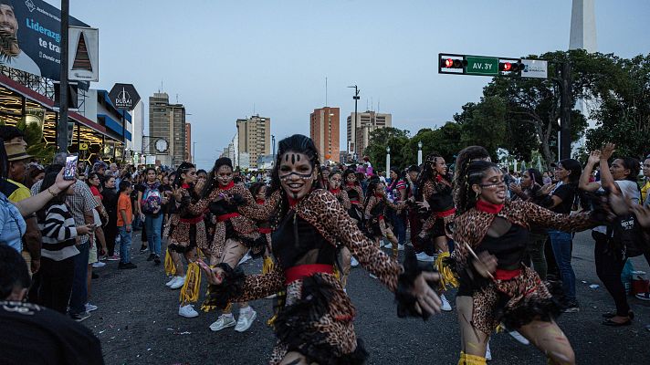 El lunes de Carnaval llena de color las calles en países de todo el mundo