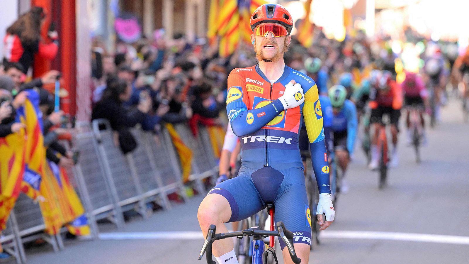 Volta a Catalunya: Simmons gana la etapa 6 y Ayuso sigue líder