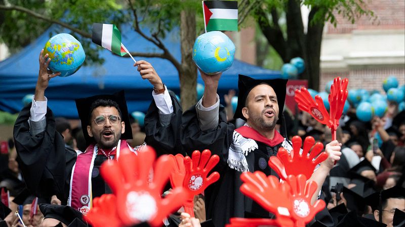 Los estudiantes de Harvard se gradúan