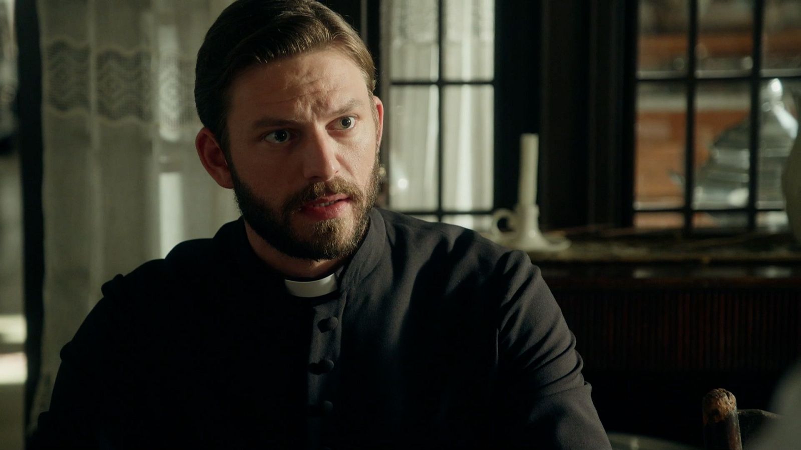 La Promesa - Samuel confiesa a María quién es la persona que le delató