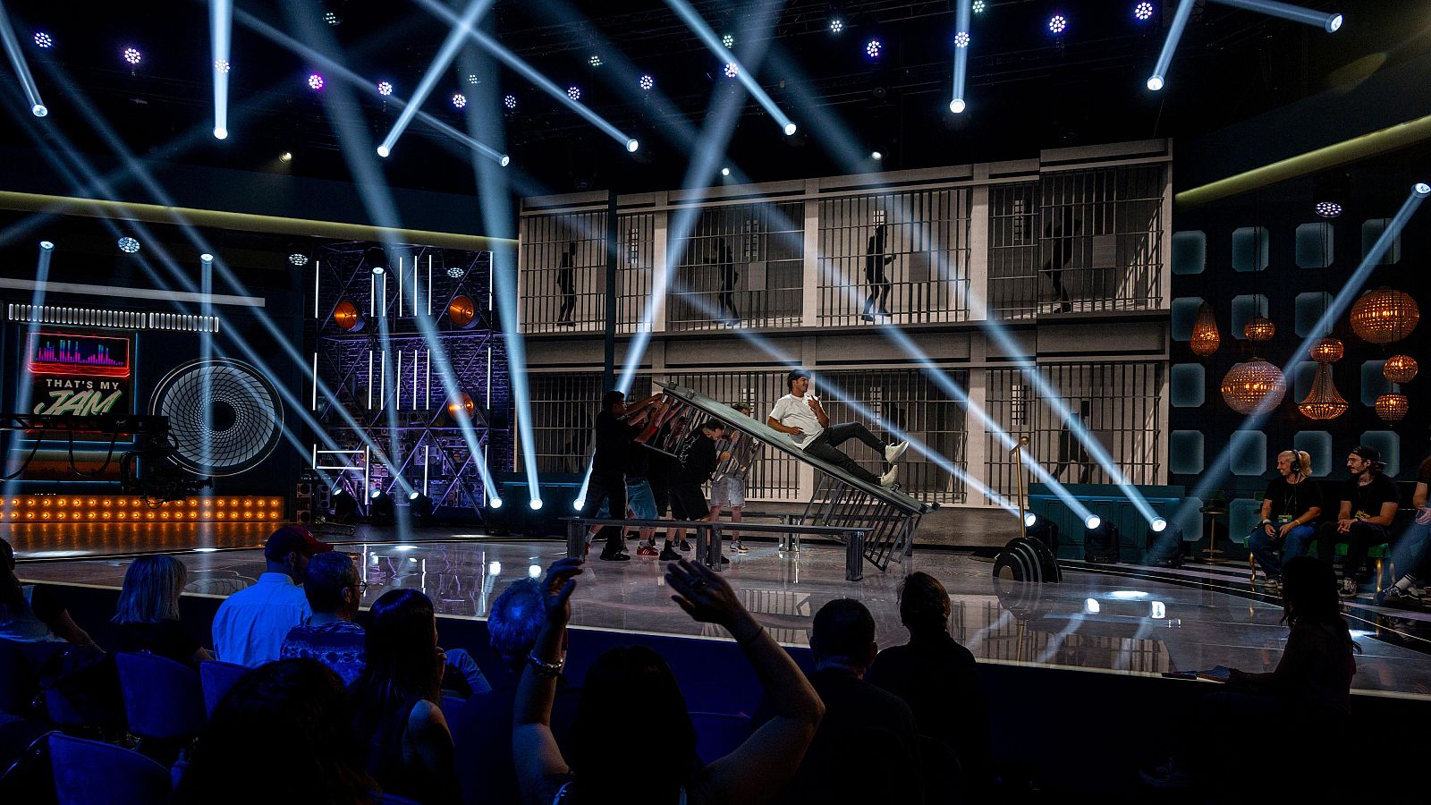 Maxi Iglesias se convierte en Elvis Presley en 'That's My Jam'