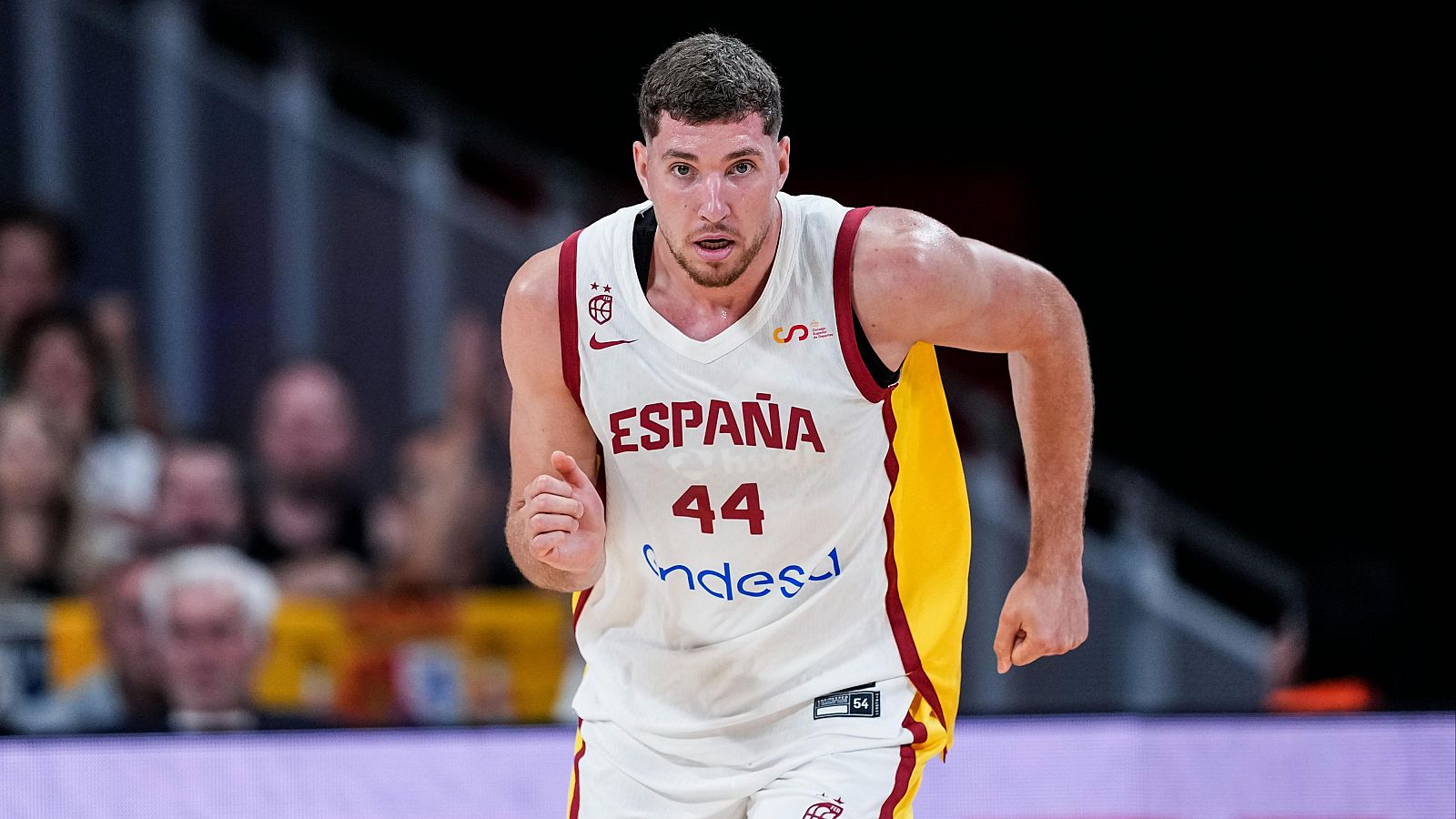 Eurobasket 2025 | Chipre - España: el triple de Joel Parra desde su campo