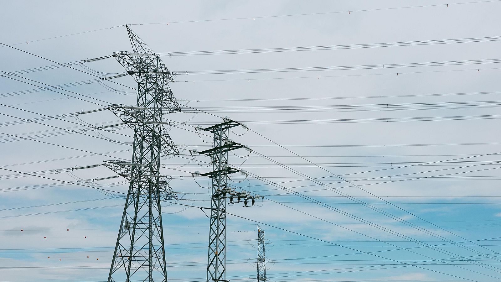 El Gobierno plantea disparar la inversión en la red eléctrica
