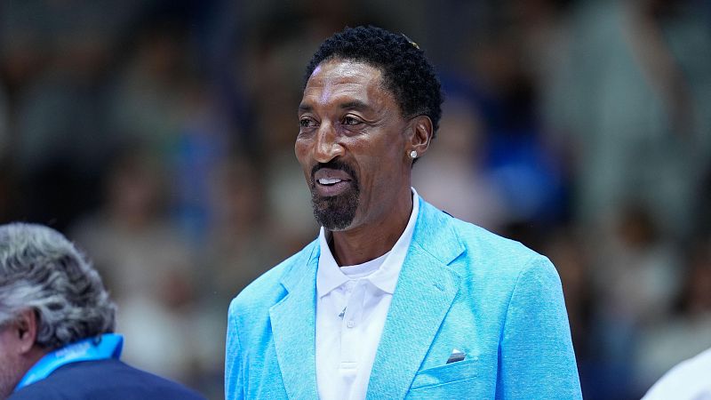 Pippen habla en el micrófono de RTVE sobre el baloncesto español