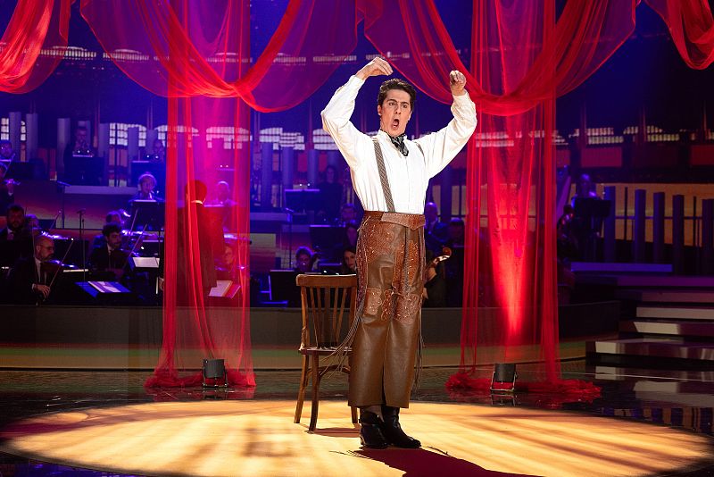 Guillem interpreta "Votre toast, je peux vous le rendre"