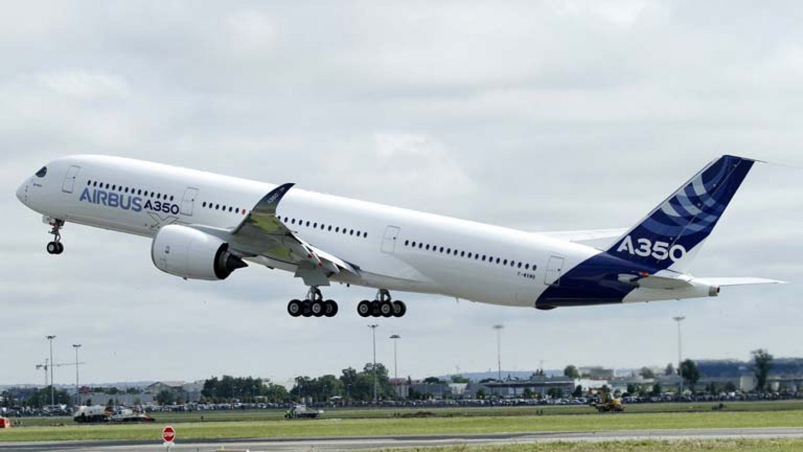 El Airbus A350 realiza con éxito su primer vuelo de prueba | RTVE