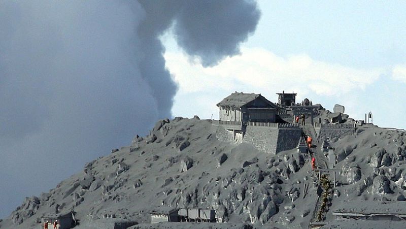 Buscan a 45 senderistas desaparecidos en la erupción del Monte Ontake ...