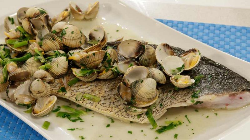 RTVE Cocina: Corvina con ajetes y berberechos | RTVE Play