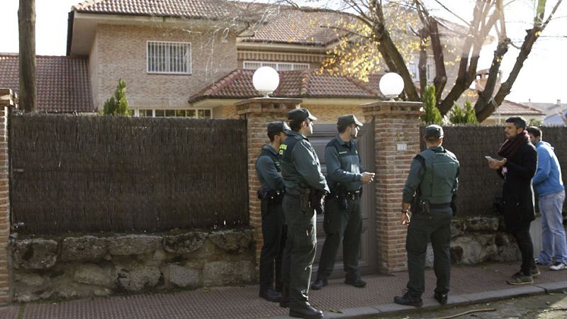 Telediario 1: El líder de la secta acude al registro de la "casa madre ...