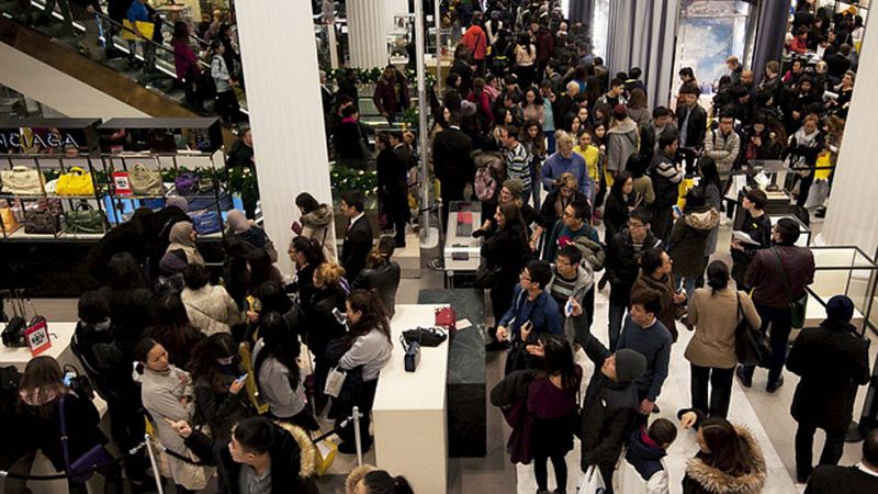 Telediario 1: Muchas tiendas se han adelantado al inicio de las rebajas ...