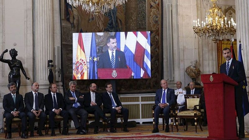 El rey Felipe VI y su padre don Juan Carlos conmemoran la firma de la ...