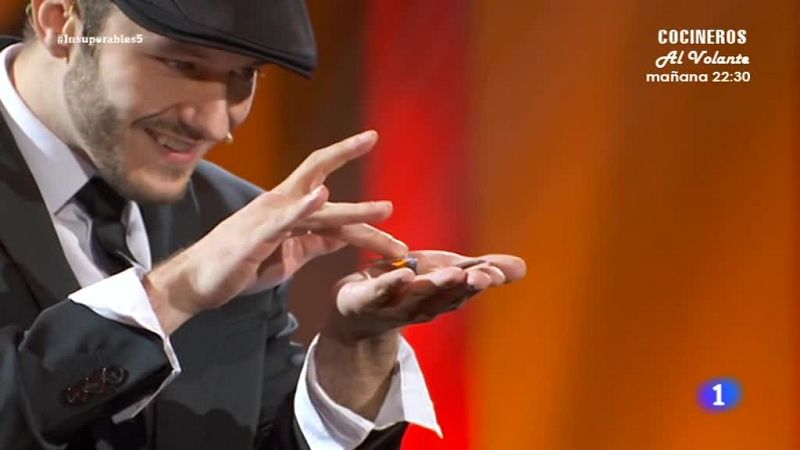 Daniel Collado sorprende a Ana Milán con su magia