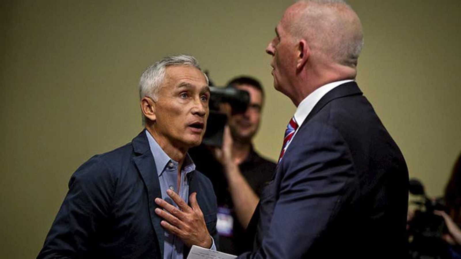 Donald Trump echa a un periodista hispano l RTVE