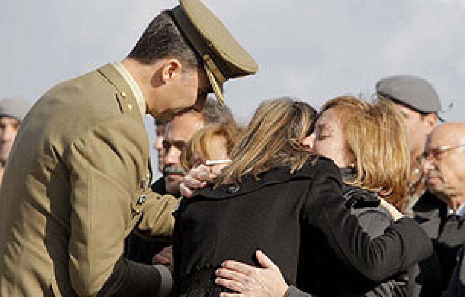 Los dos soldados muertos reciben la Cruz al Mérito Militar en el ...