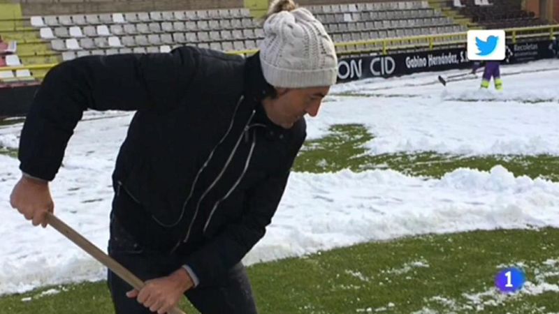 Telediario 1: El Bugos se afana en quitar la nieve para jugar ante el ...