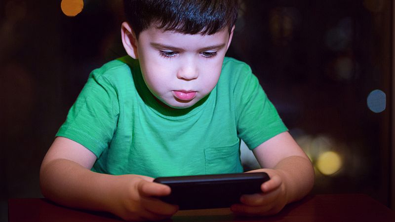 Enganchados al móvil desde los siete años