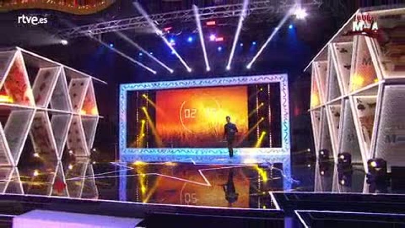 Samuel pons y su carta escogida con una ballesta