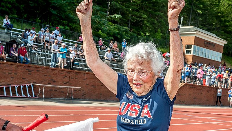 Julia Hawkins, un 'huracán' deportivo de 103 años