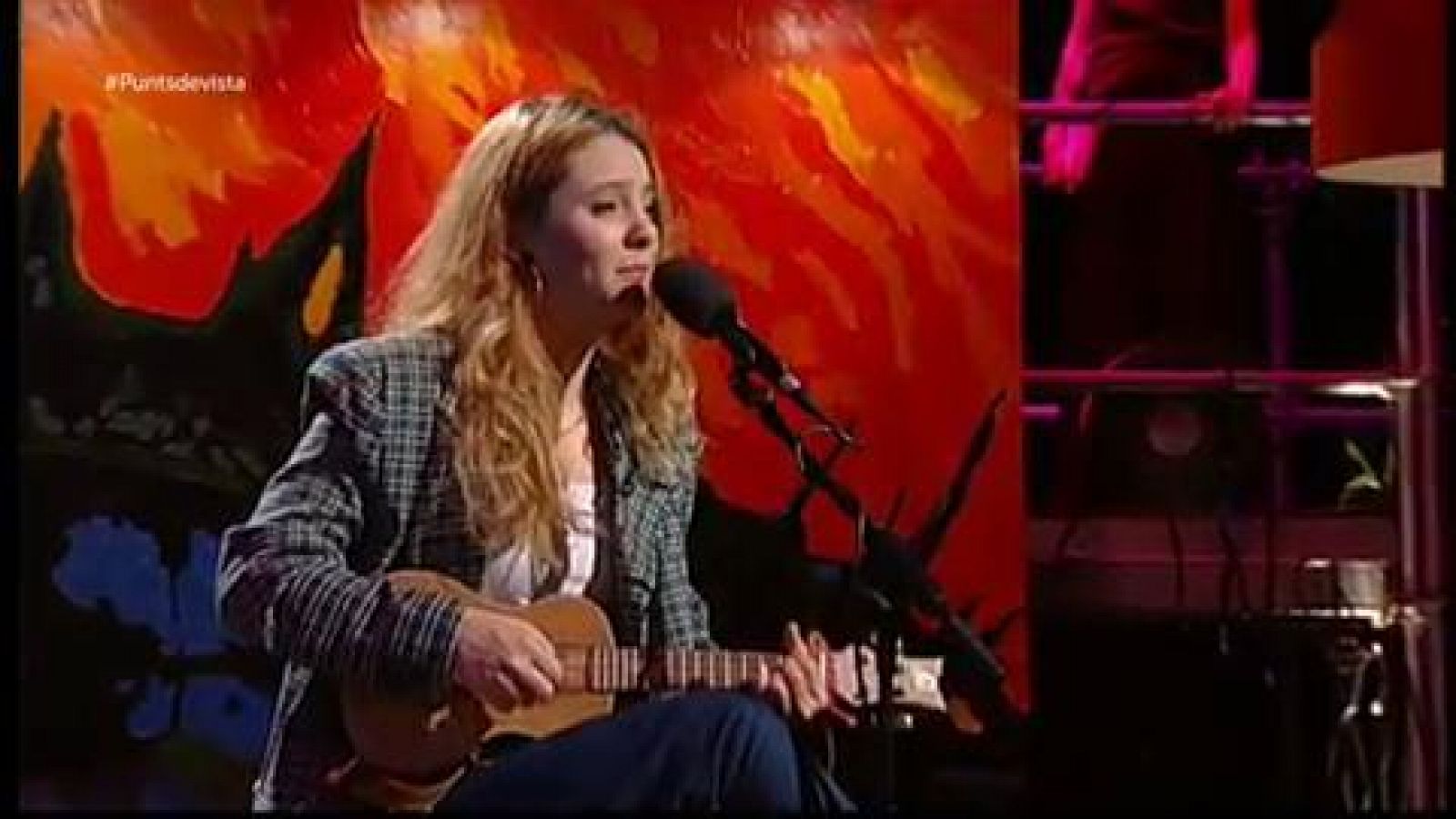 La Suu es capbussa de ple en l'essència dels karaokes