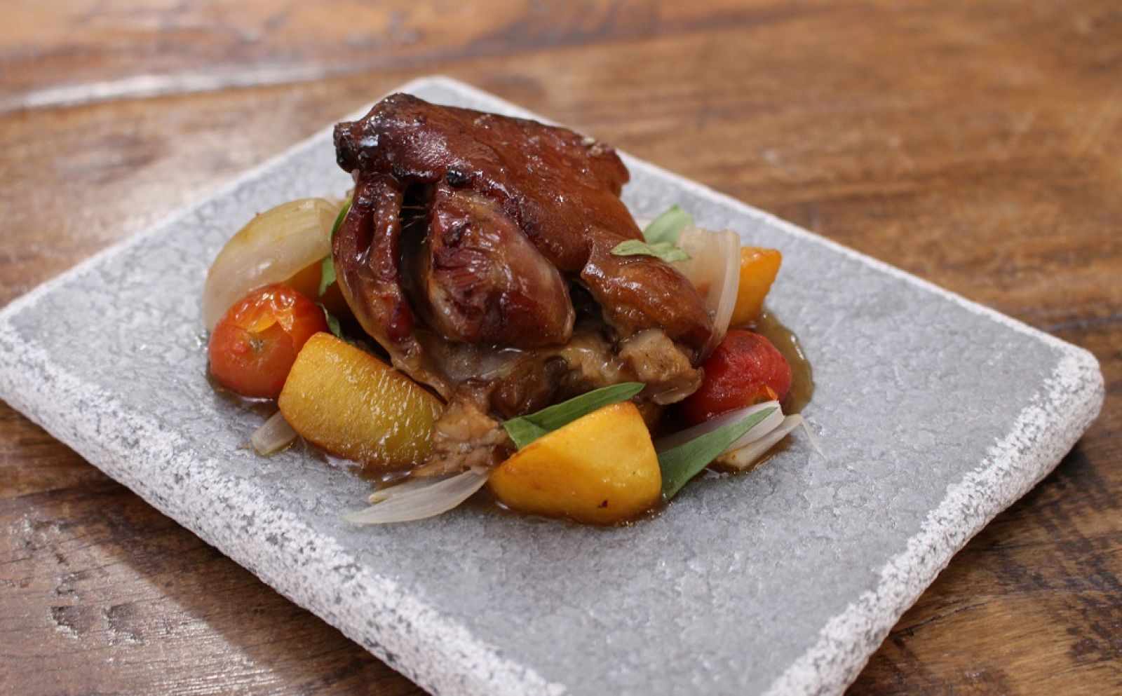 Recetea de codillo asado con melocotón | RTVE.es