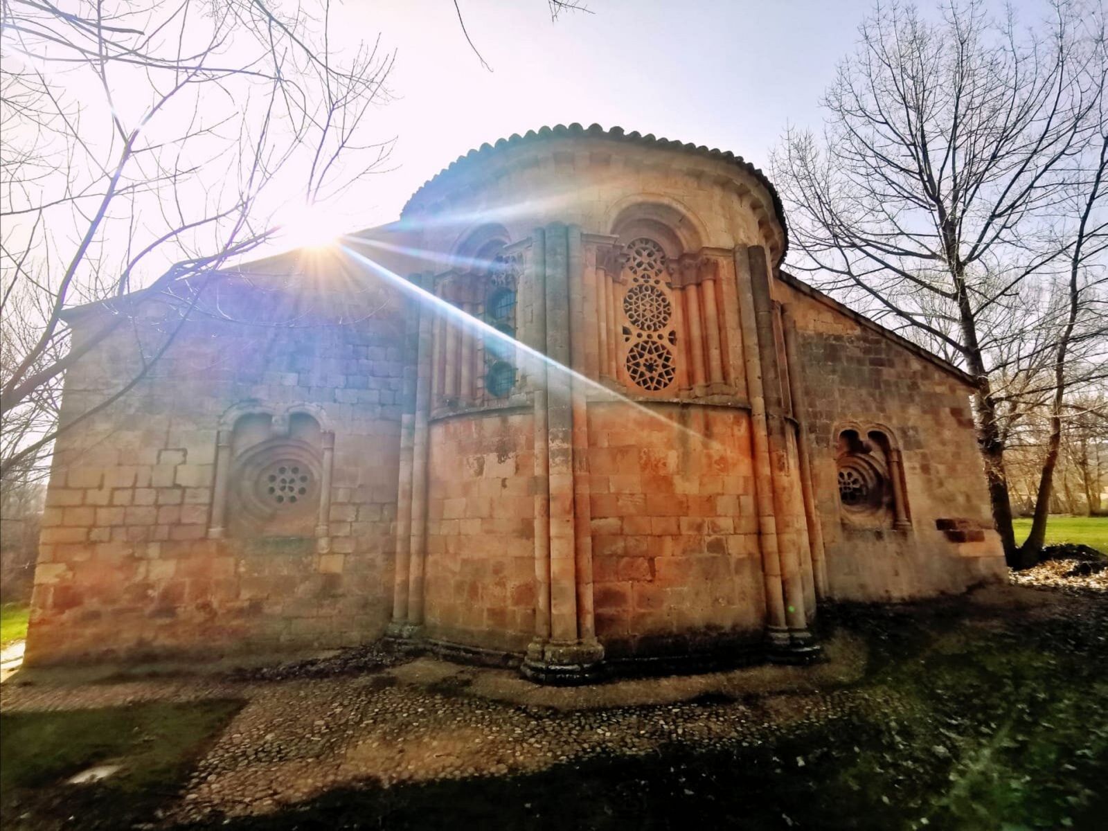 Atlas de lo pequeño: La fantasía románica de Santa Coloma
