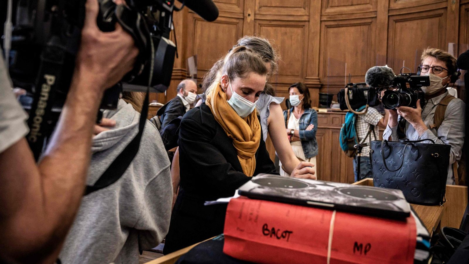 Francia Juicio A La Mujer Que Mató A Su Marido Maltratador